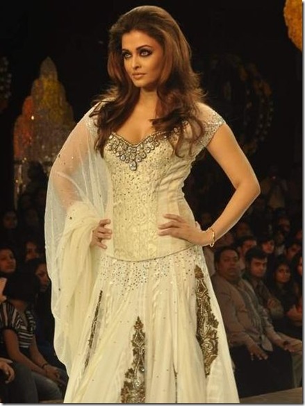 Aishwarya Rai walks Ramp at HDIL Manish Malhotra Show ~ Indian Sexy Celebs